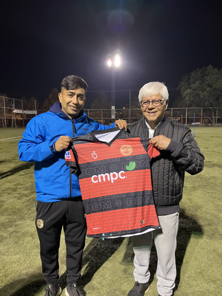 Jóvenes de FC Bajos de Mena compartieron con ex seleccionado nacional Humberto “Chita” Cruz